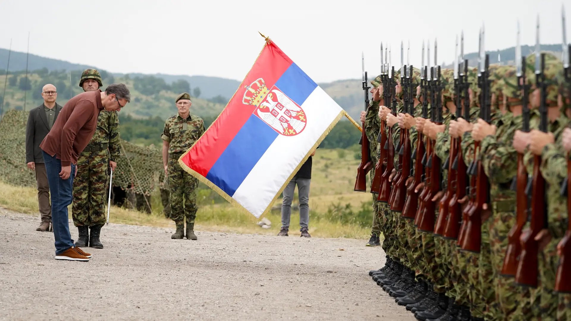 "Oličenje hrabrosti, časti i odlučnosti u borbi za slobodu": Vučić čestitao Dan Vojske Srbije